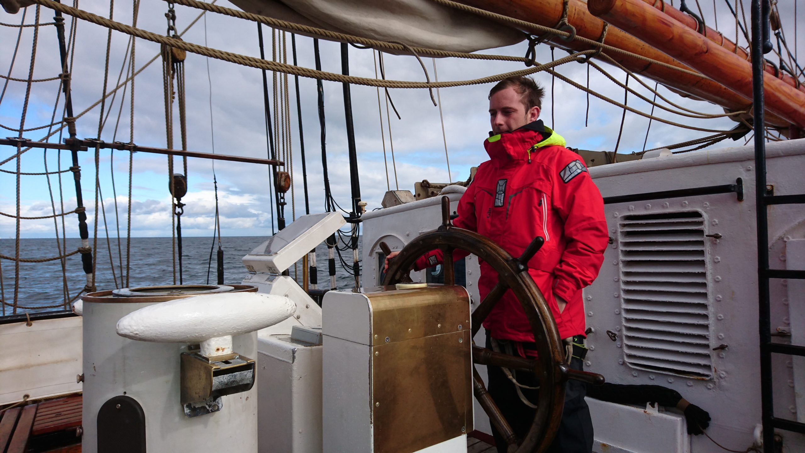 Wir stellen vor: Deckshand-Anwärter - STS Brigg ROALD AMUNDSEN Wir stellen vor: Deckshand-Anwärter - STS Brigg ROALD AMUNDSEN